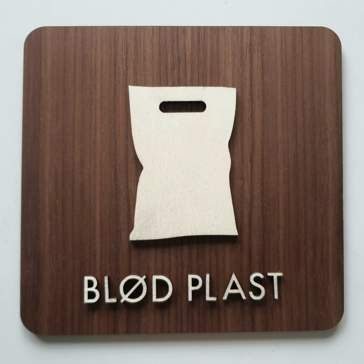 Blød plast affald skilt - Dansk affaldsortering I valnød- og poppeltræ ...