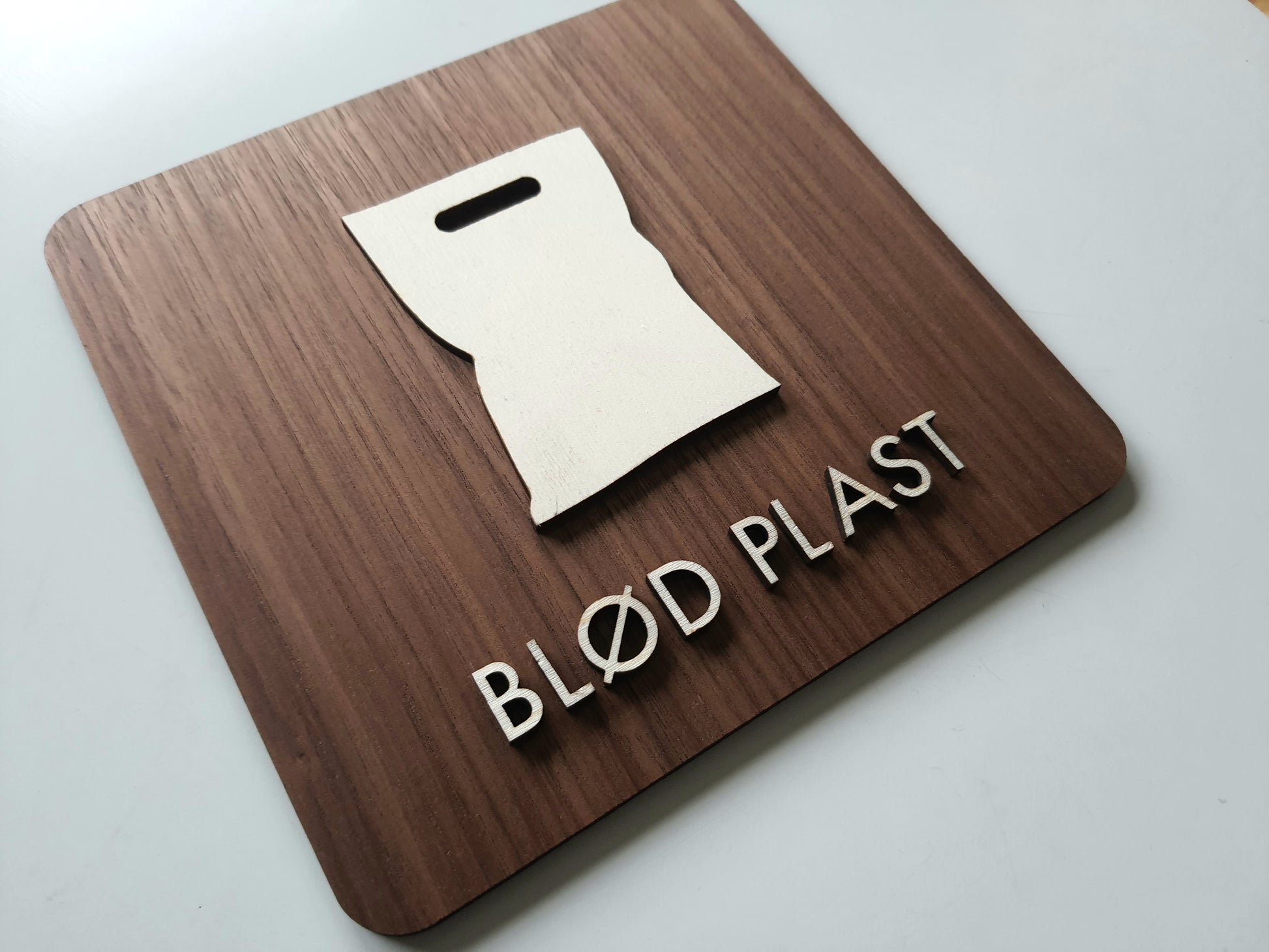 Blød plast affald skilt - Dansk affaldsortering I valnød- og poppeltræ ...