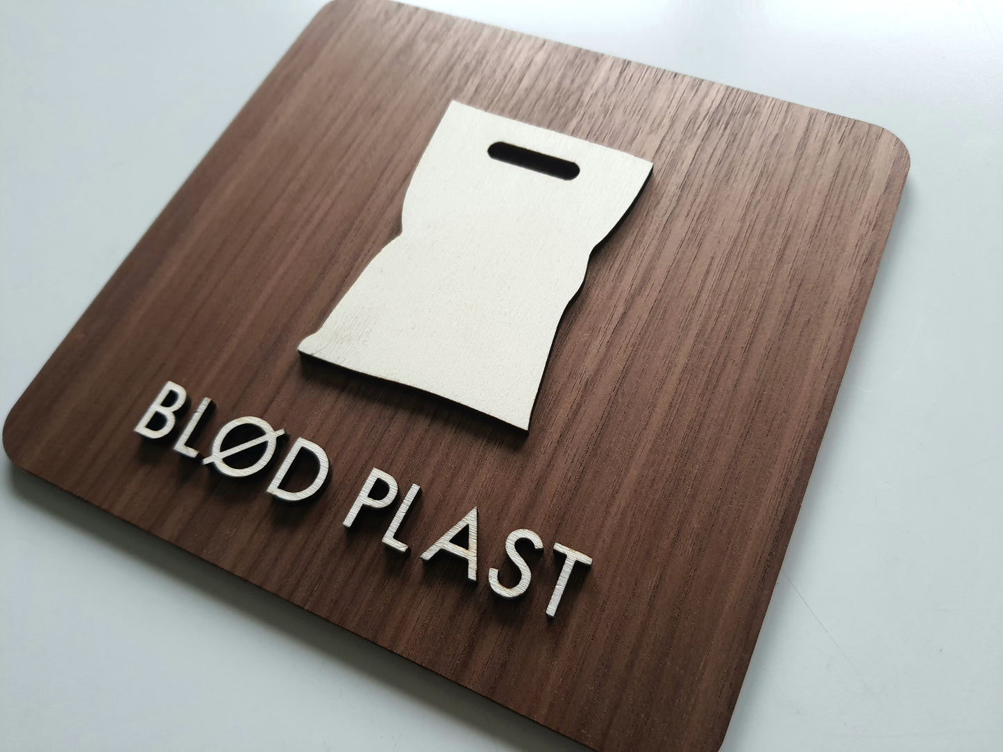 Blød plast affald skilt - Dansk affaldsortering I valnød- og poppeltræ ...