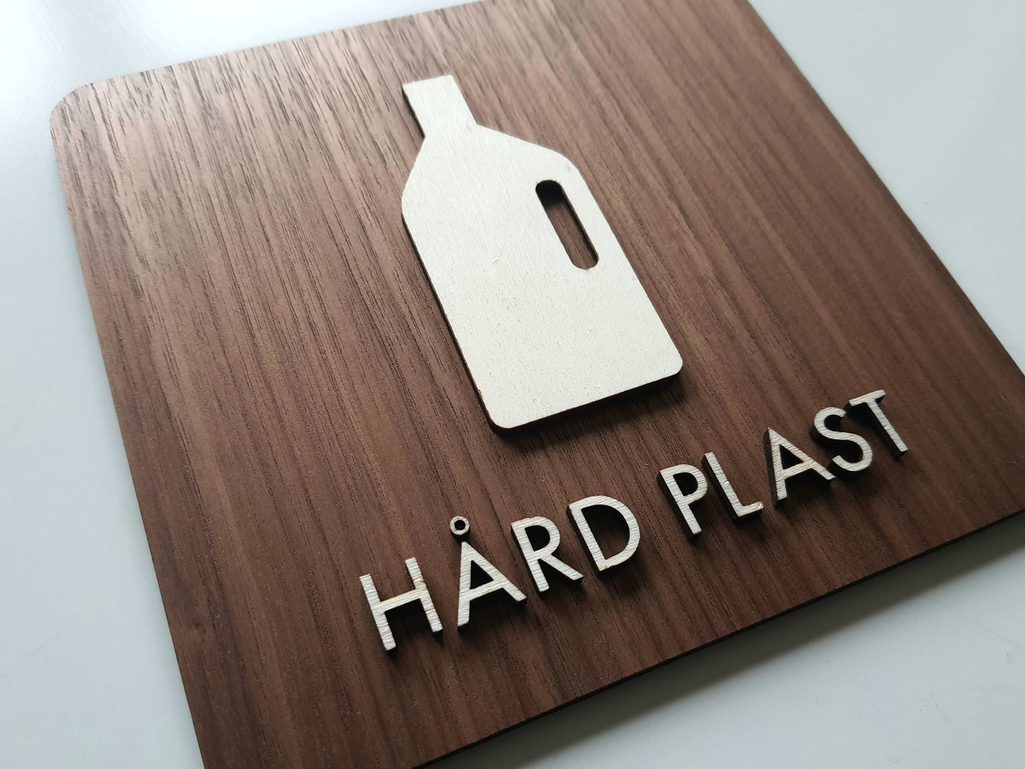Hård plast affald skilt - Dansk affaldsortering I valnød- og poppeltræ ...