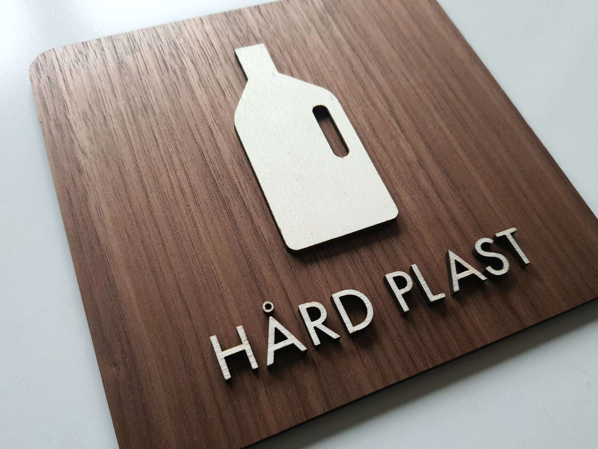 Hård plast affald skilt - Dansk affaldsortering I valnød- og poppeltræ ...