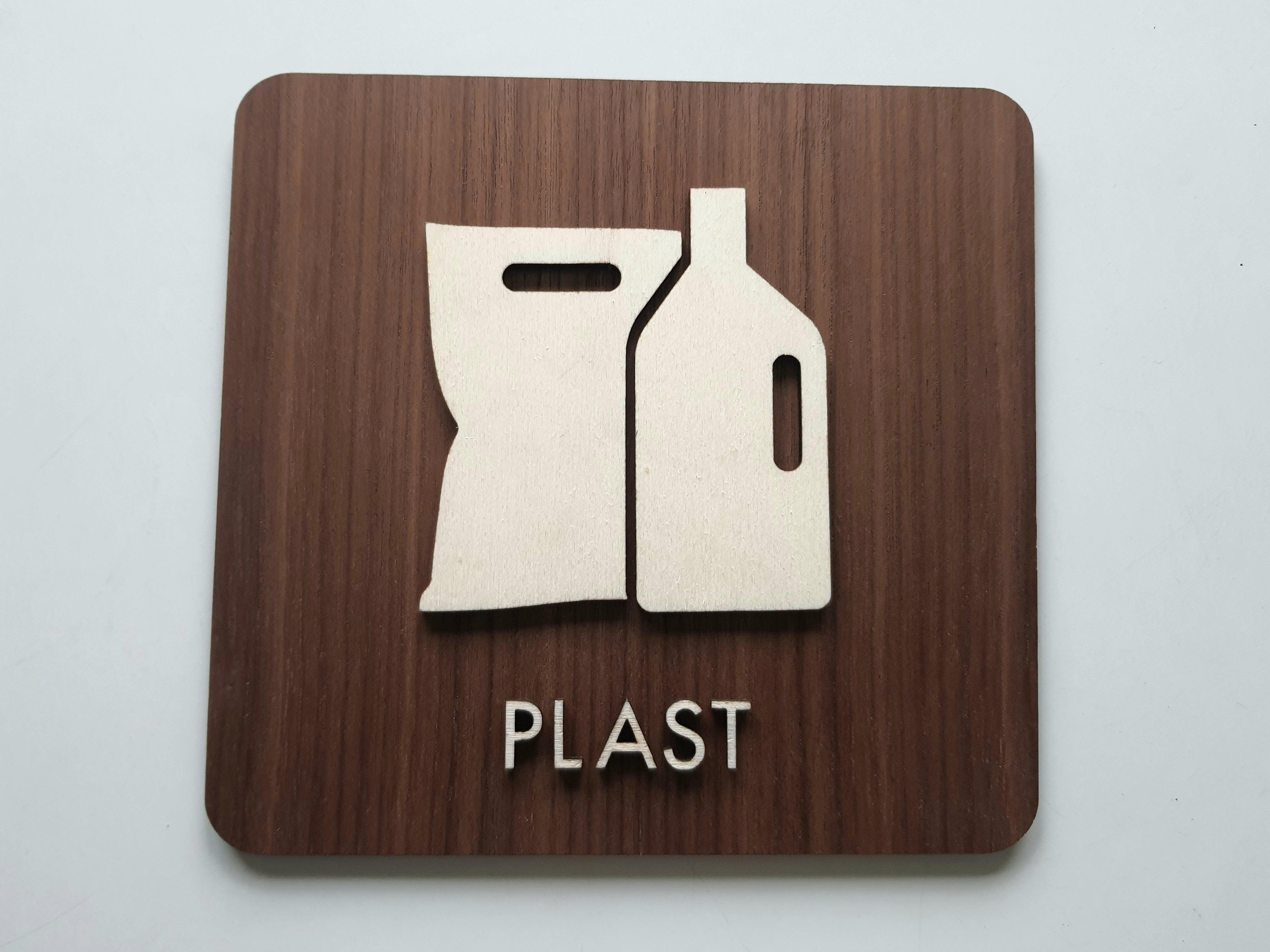 Plast affald skilt - Dansk affaldsortering I valnød- og poppeltræ – Kunstli