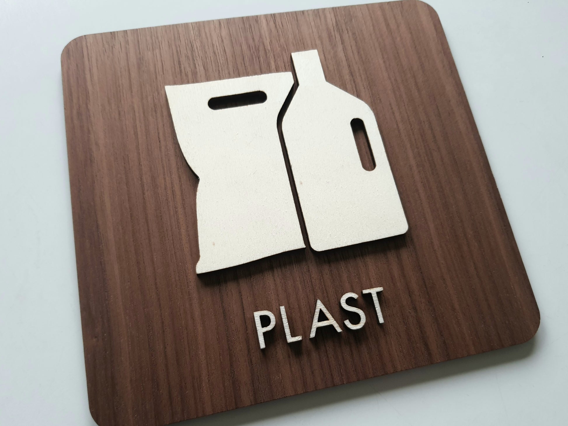 Plast affald skilt - Dansk affaldsortering I valnød- og poppeltræ – Kunstli